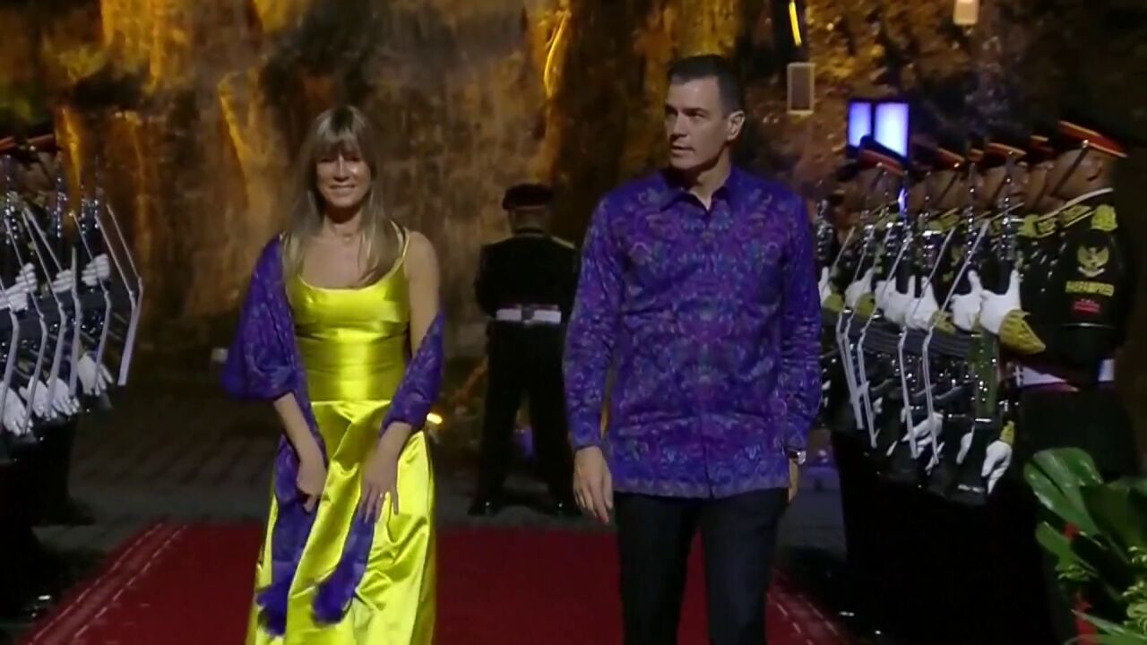 Pedro Sánchez y su mujer hacen homenaje a Ucrania con su original ...