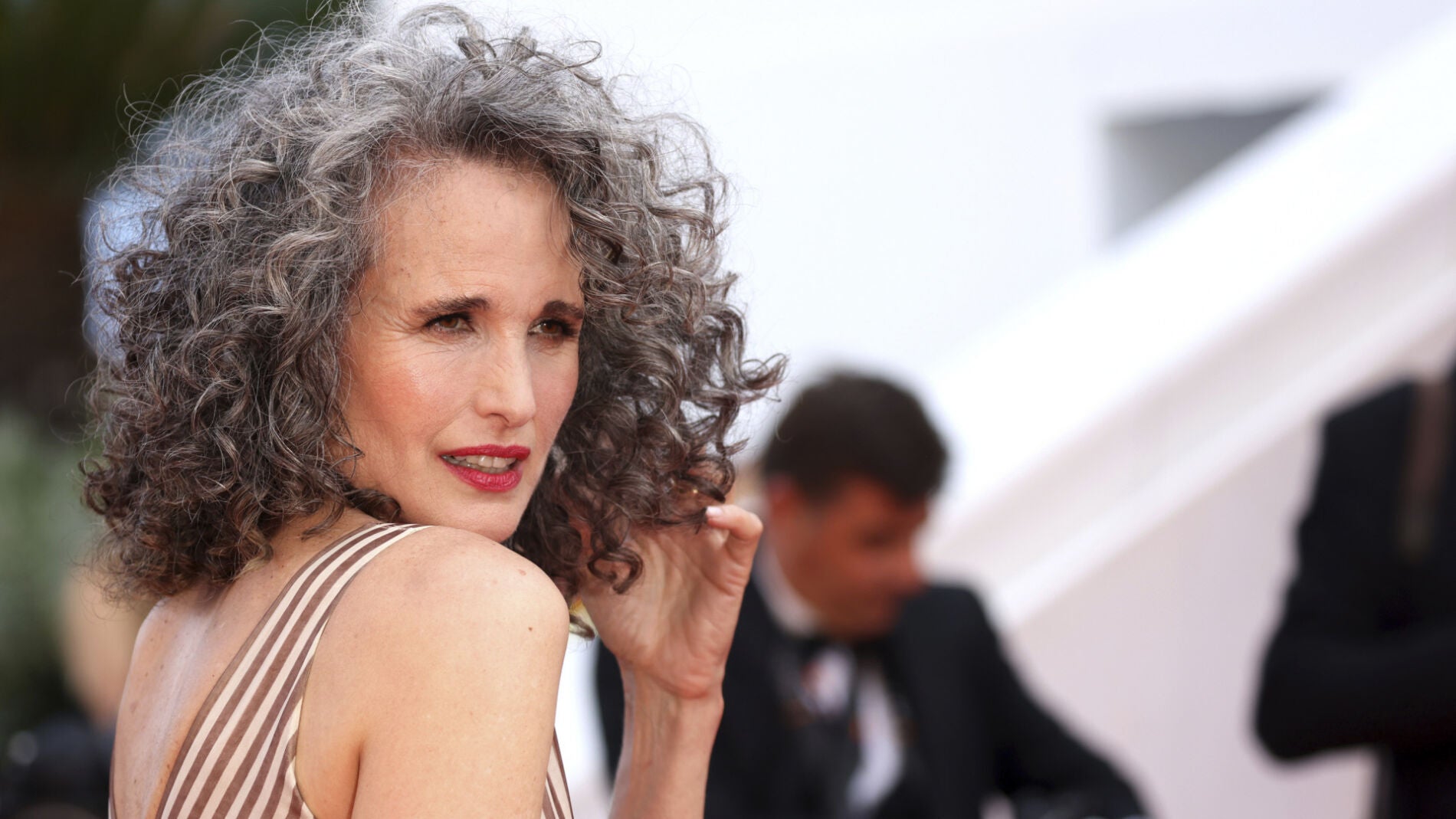 ¿Teñirse las canas o dejarlas a la vista? Ejemplos de famosas para que ...