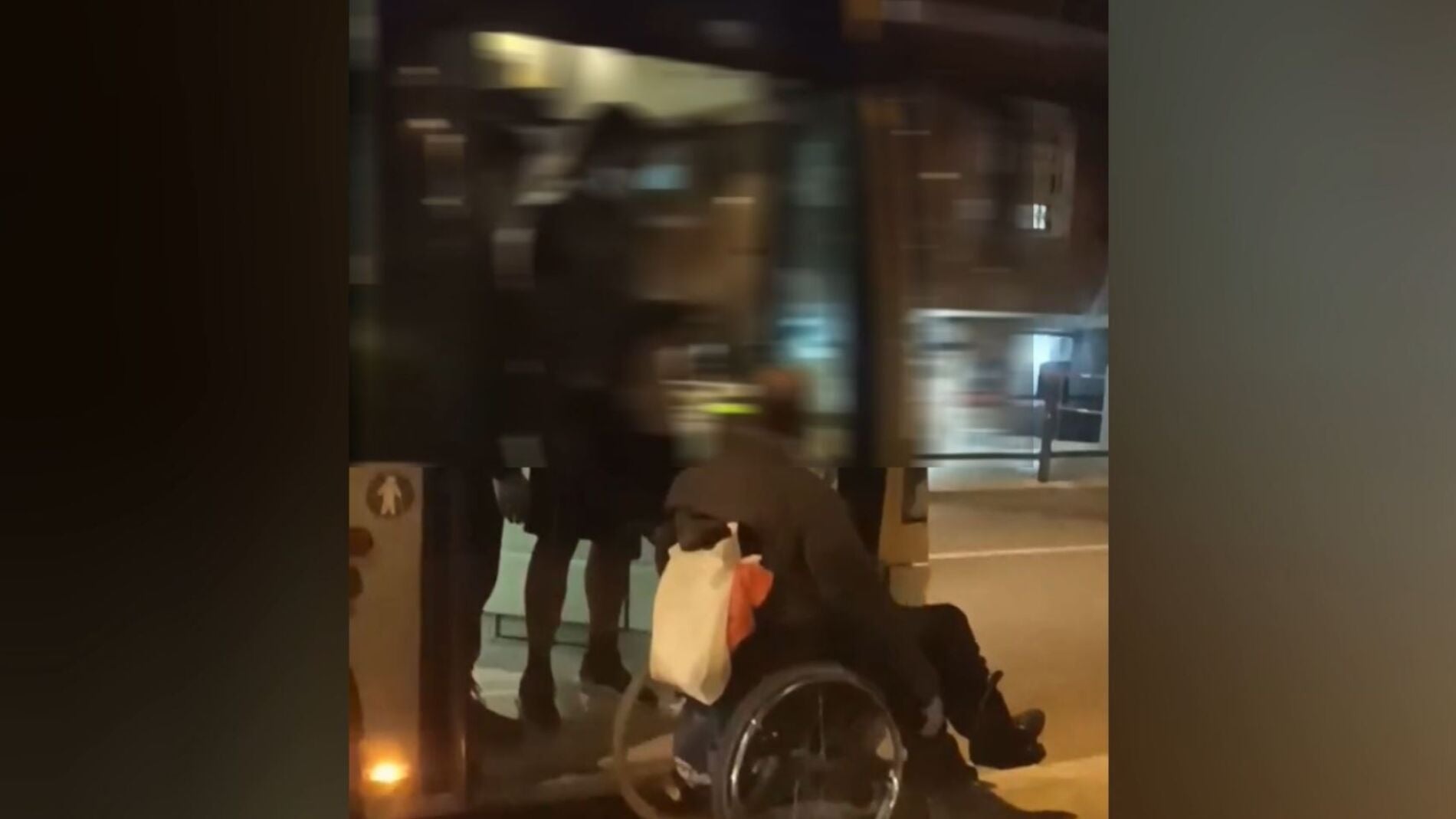 Acalorada discusión entre un conductor de autobús y un discapacitado ...