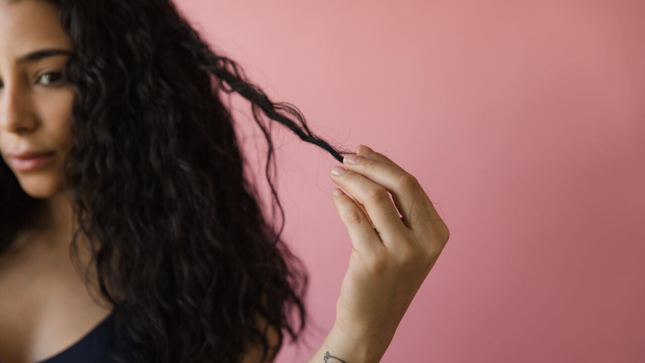 ¿Te tocas el pelo de forma inconsciente? Podría ser tricotilomanía