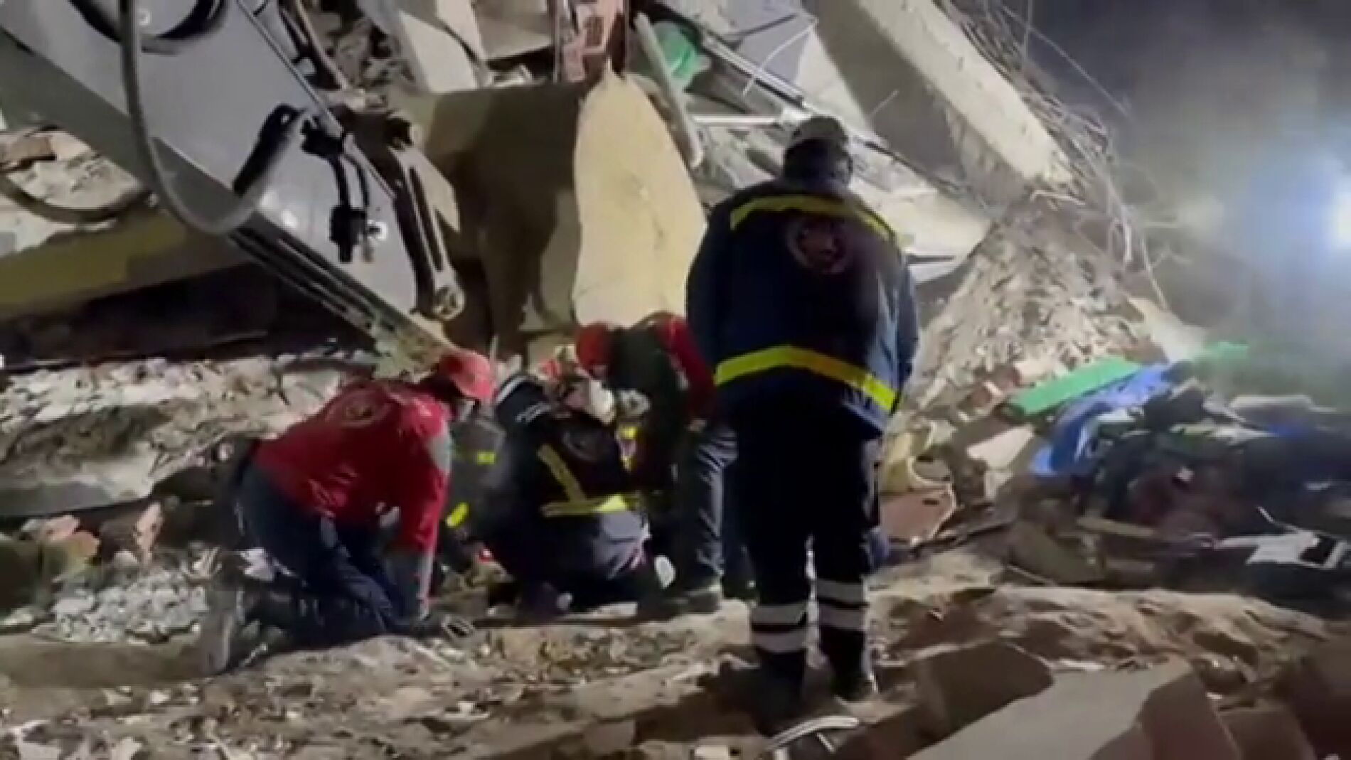 Bomberos españoles salvan con vida a una joven en Turquía tres 14 horas ...