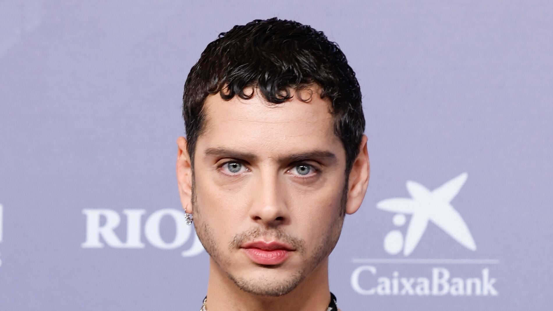 El impactante look de Eduardo Casanova en los Goya con un collar de ...