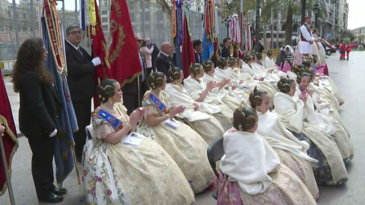 Las Fallas llegan a Valencia: primera mascletà, la crida y centenares ...