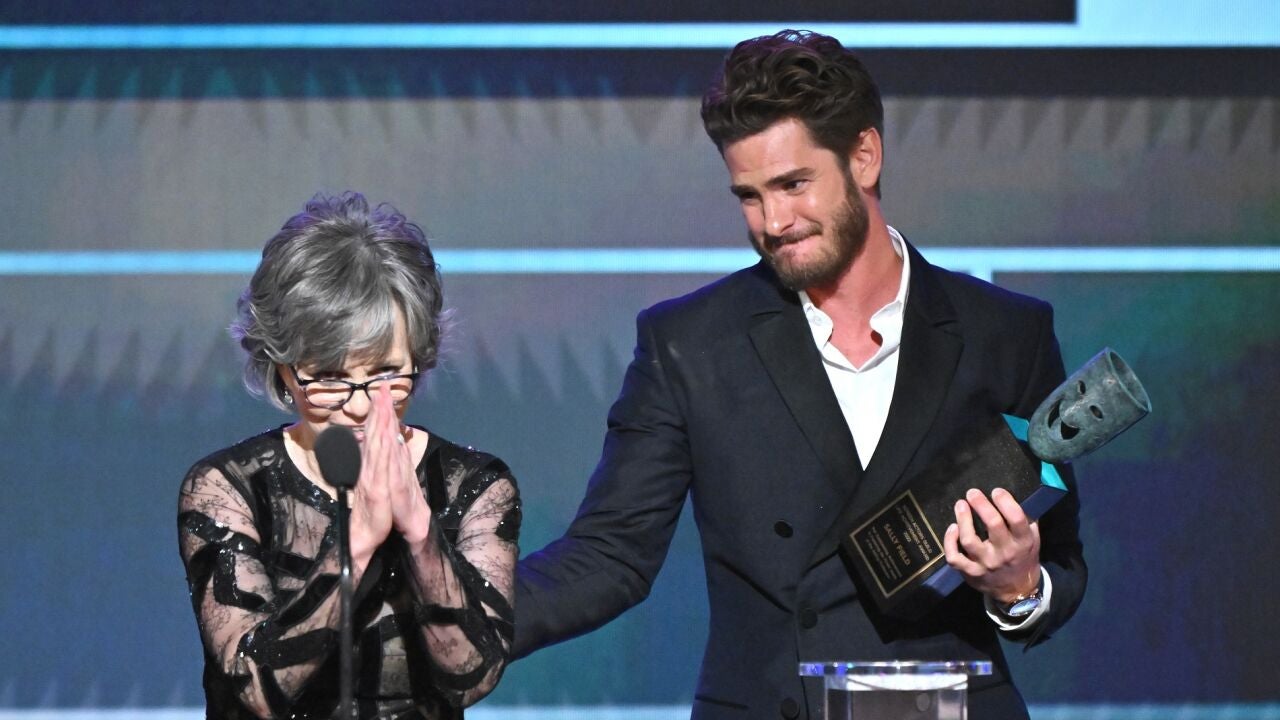 SpiderMan y la Tía May: Andrew Garfield entrega el premio honorífico a ...