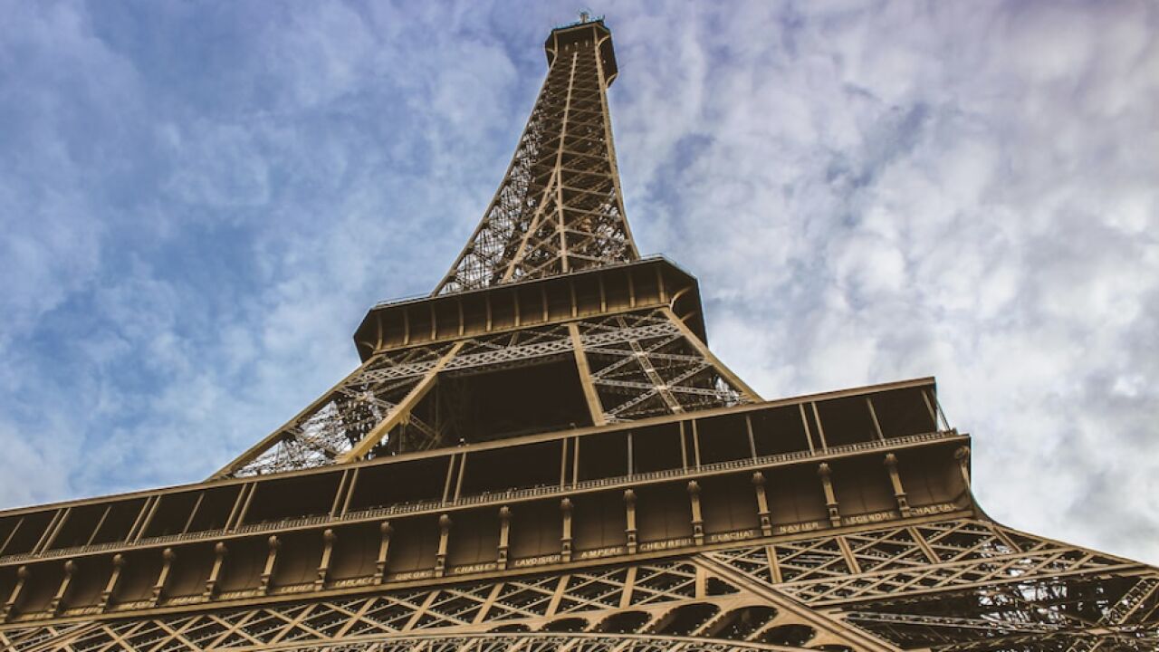 La Torre Eiffel abre de nuevo tras haber sido evacuada por una amenaza ...