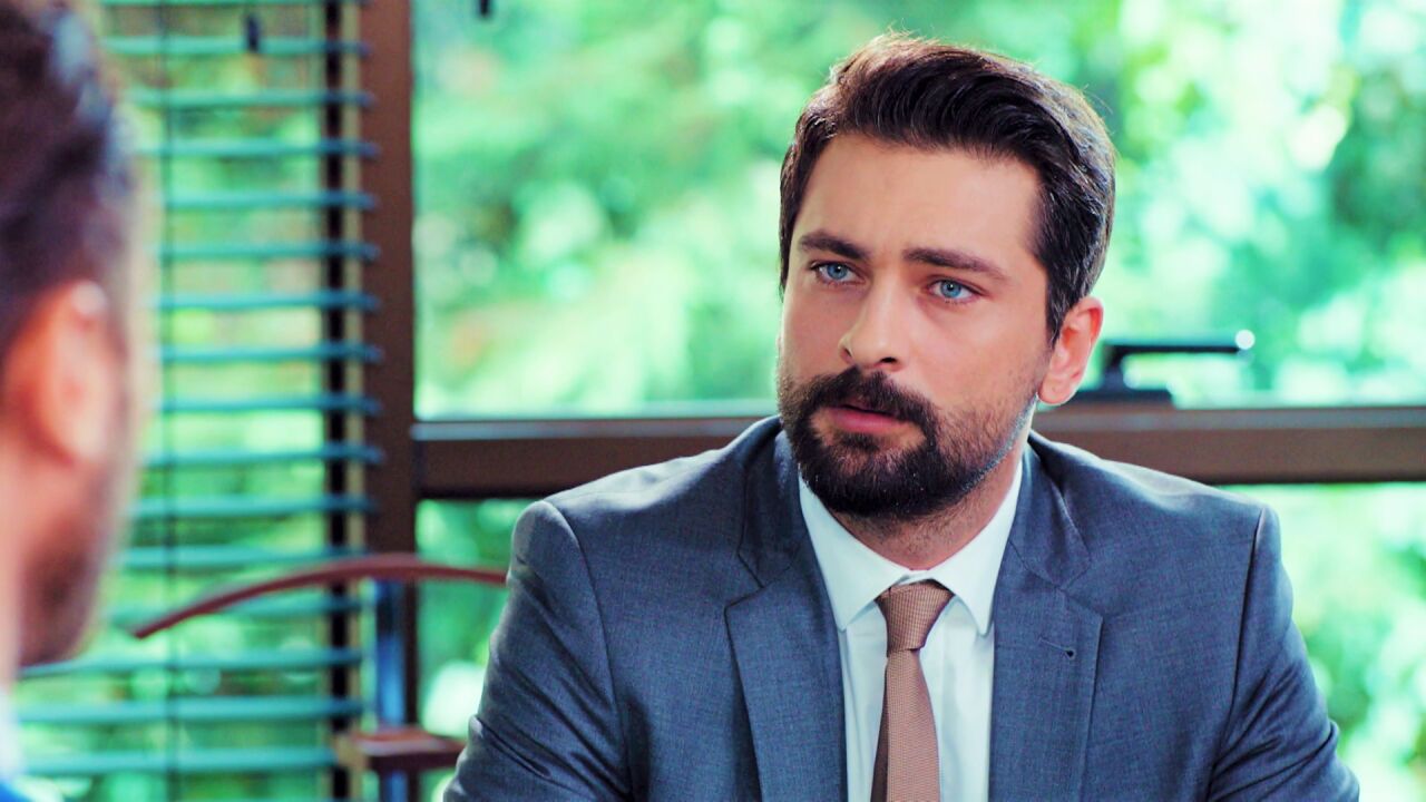 Alihan se entera de que Cem y Zeynep están saliendo… ¡Y pierde los nervios!