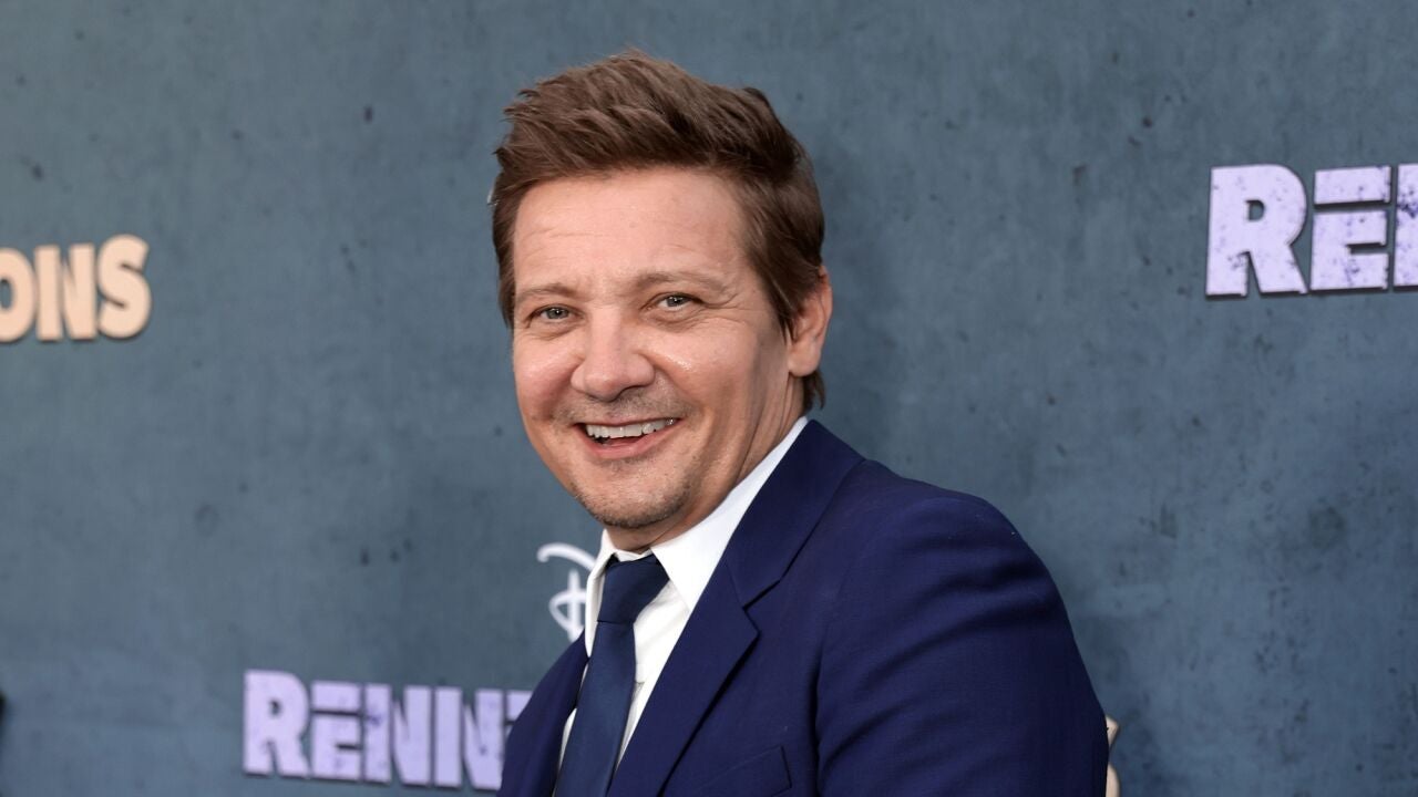 Jeremy Renner reaparece sobre la alfombra roja con bastón tras su ...