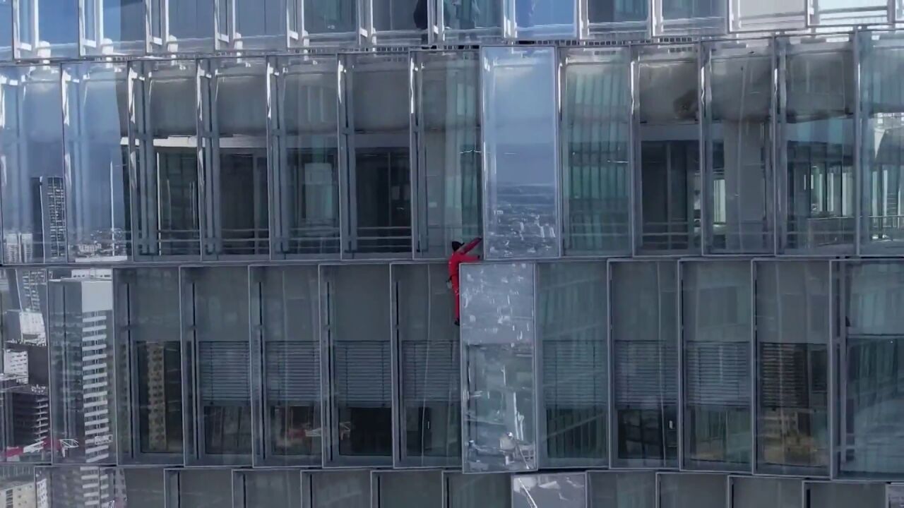 Alain Robert, el 'Spiderman francés', escala un rascacielos de 160 ...