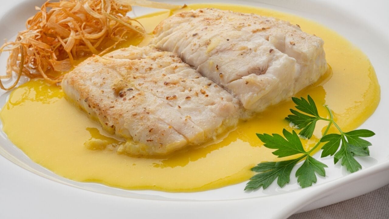Receta ligera, fácil y rápida de Arguiñano: merluza con salsa de puerro ...