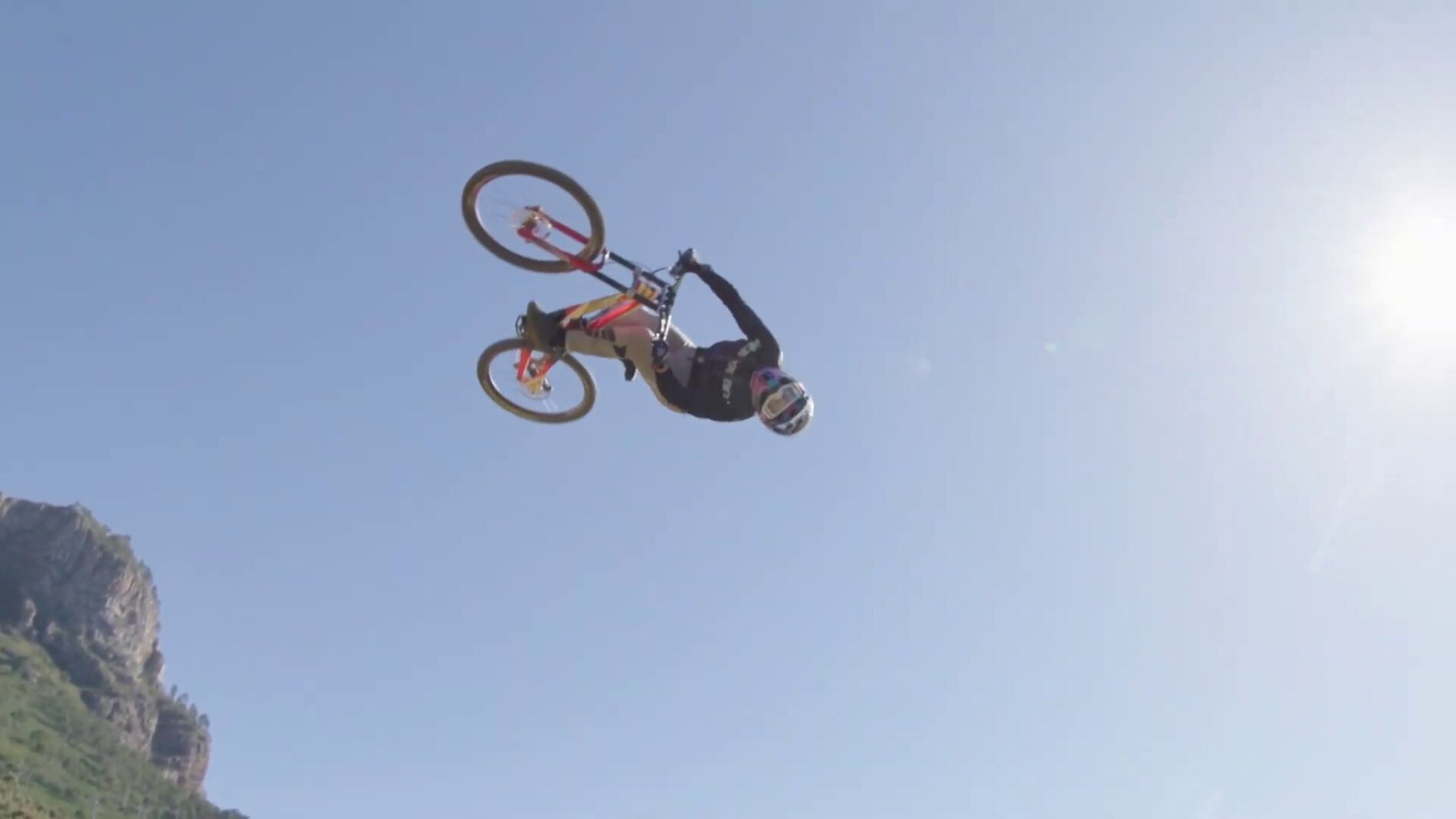 Tom Isted realiza el mayor backflip de la historia del MTB: ¡37 metros!