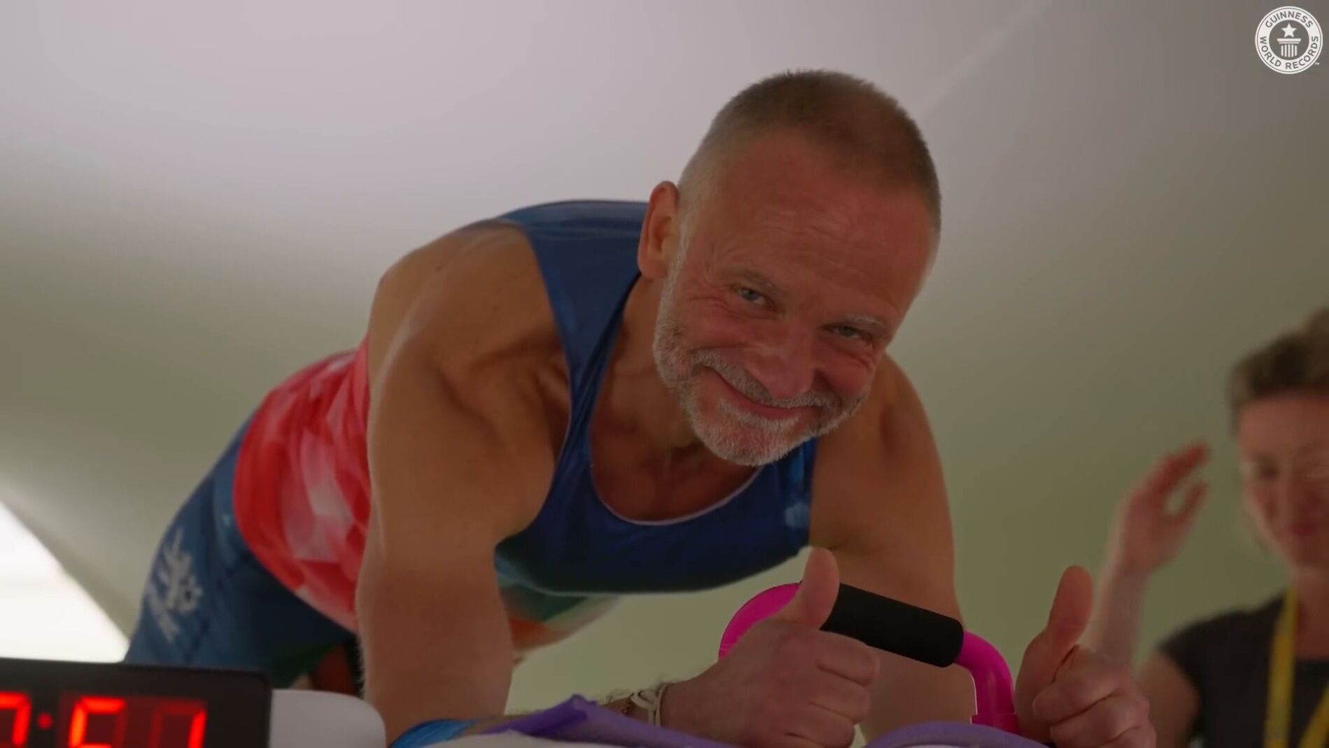 El inhumano récord Guinness de Josef Salek haciendo plancha abdominal