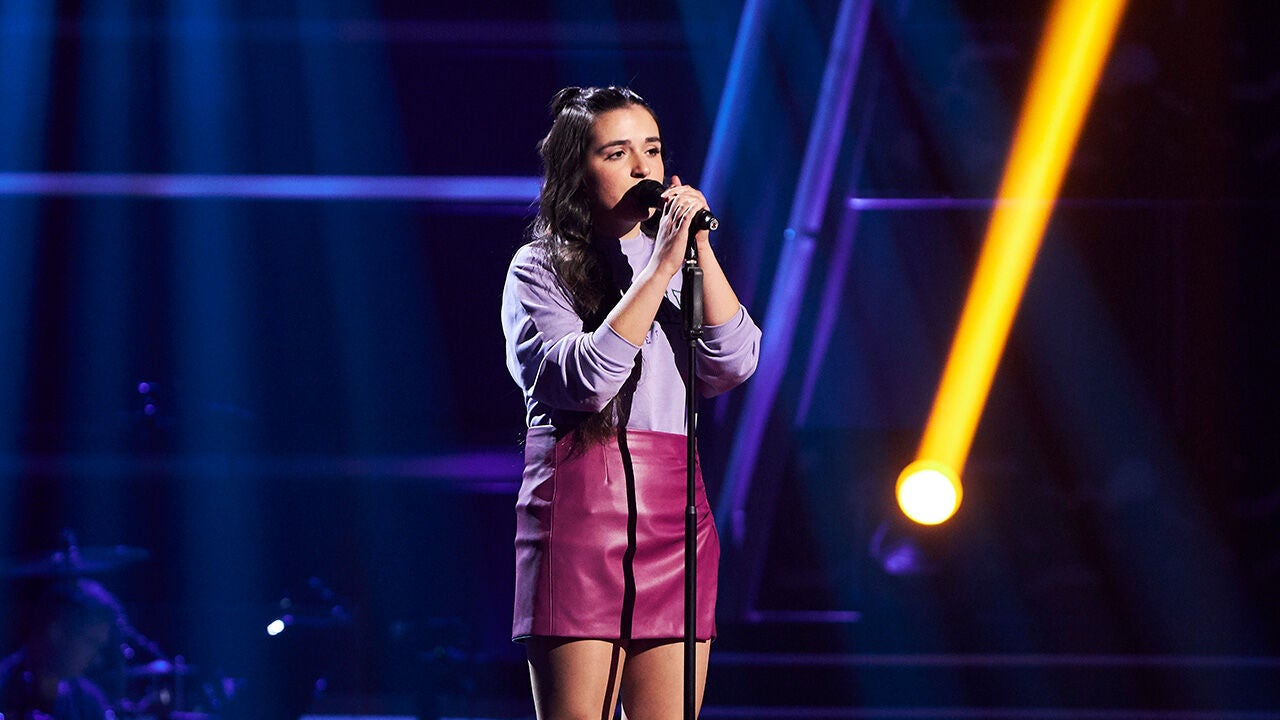 ¡Maravillosa! Lucía Fernández deslumbra en el escenario con ‘Happier’