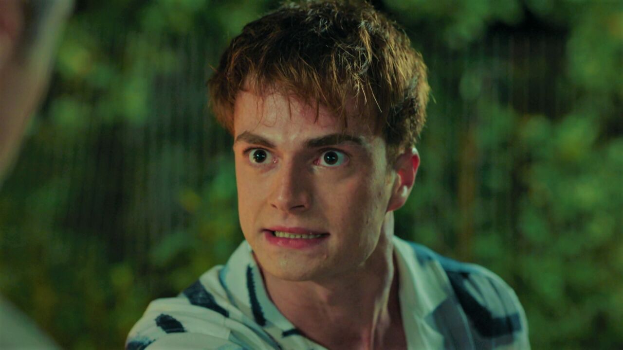 Doruk golpea a Berk para evitar que cuente la verdad y... ¡su amigo cae ...