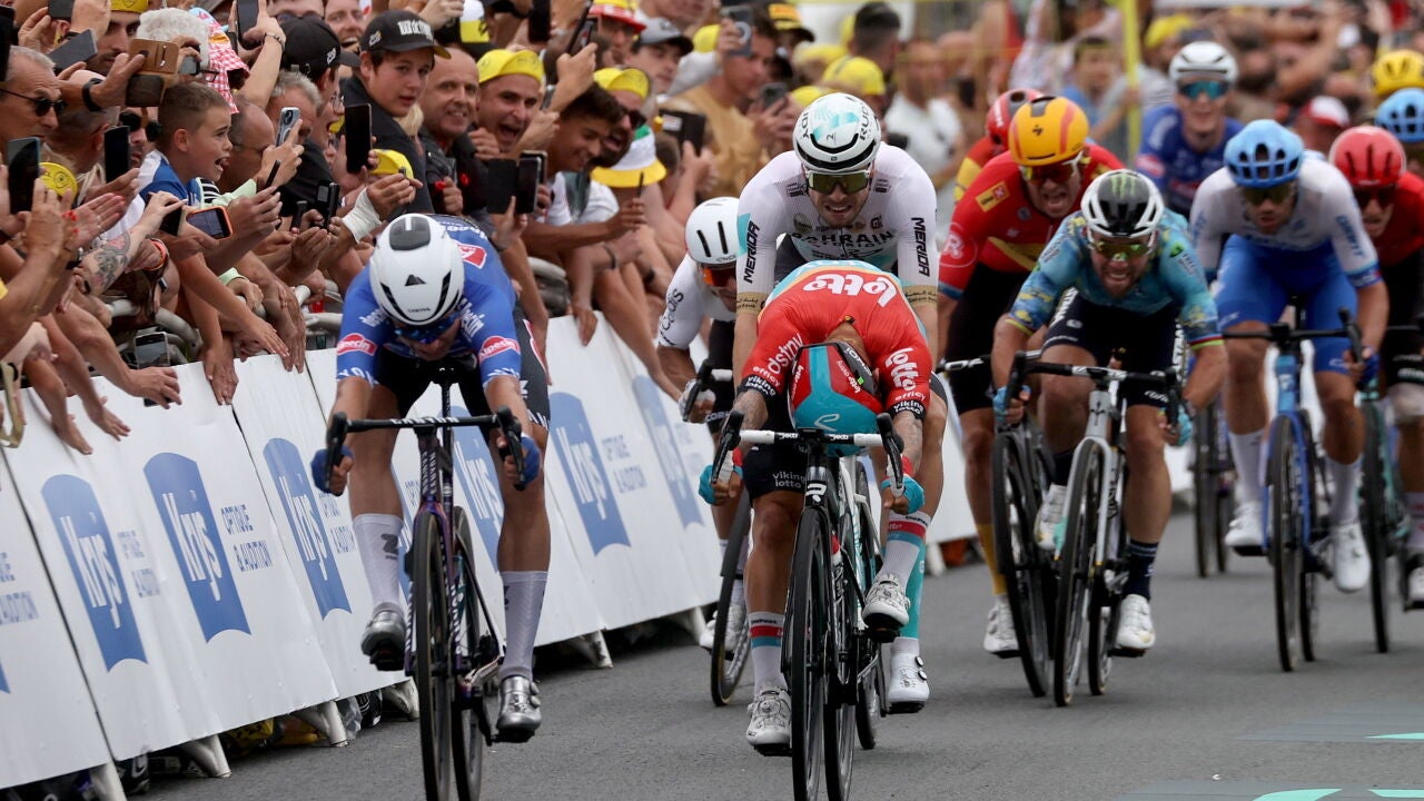 Jasper Philipsen repite victoria en el Tour de Francia en un accidentado esprint en Nogaro