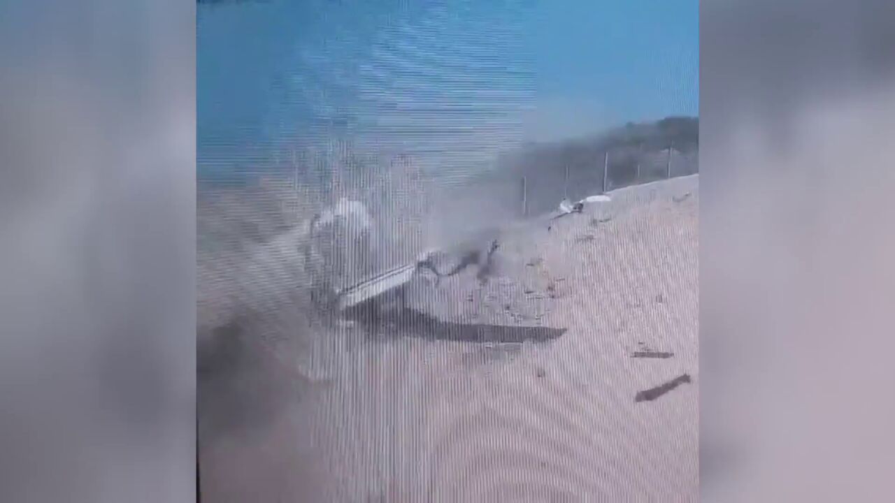 VÍDEO: Un avión lleno de pasajeros se sale de la pista y se estrella ...