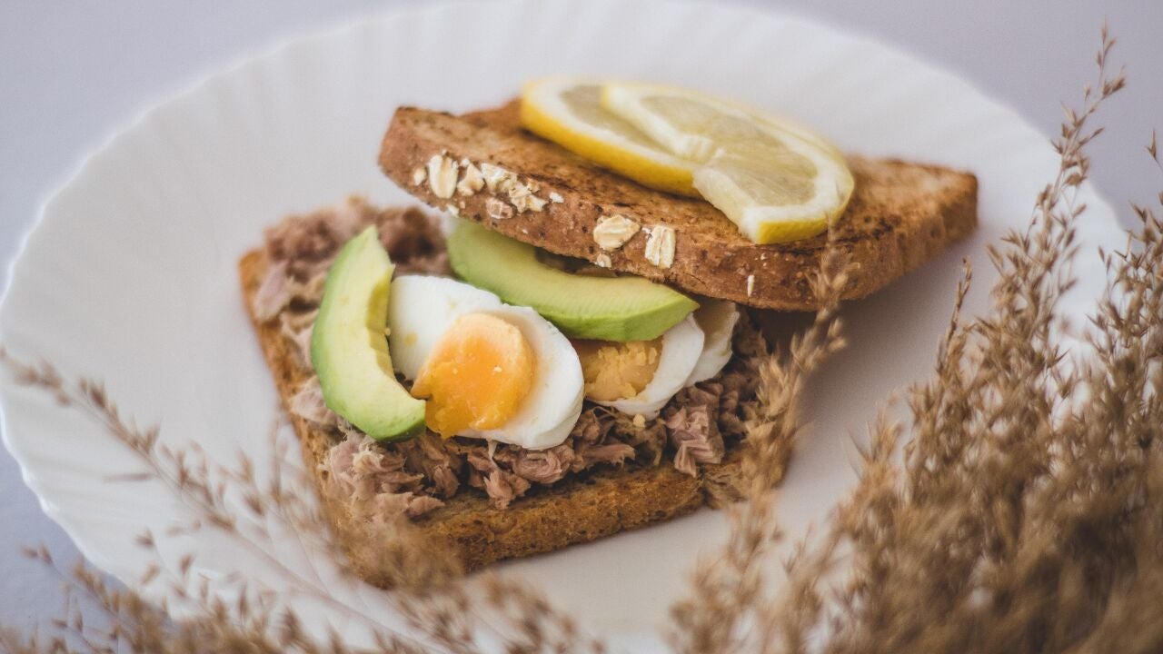 Pan proteico casero de atún: Listo en 2 minutos