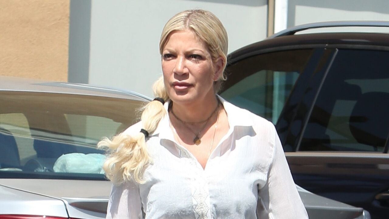 Tori Spelling sale del hospital con hematomas y en silla de ruedas tras ...