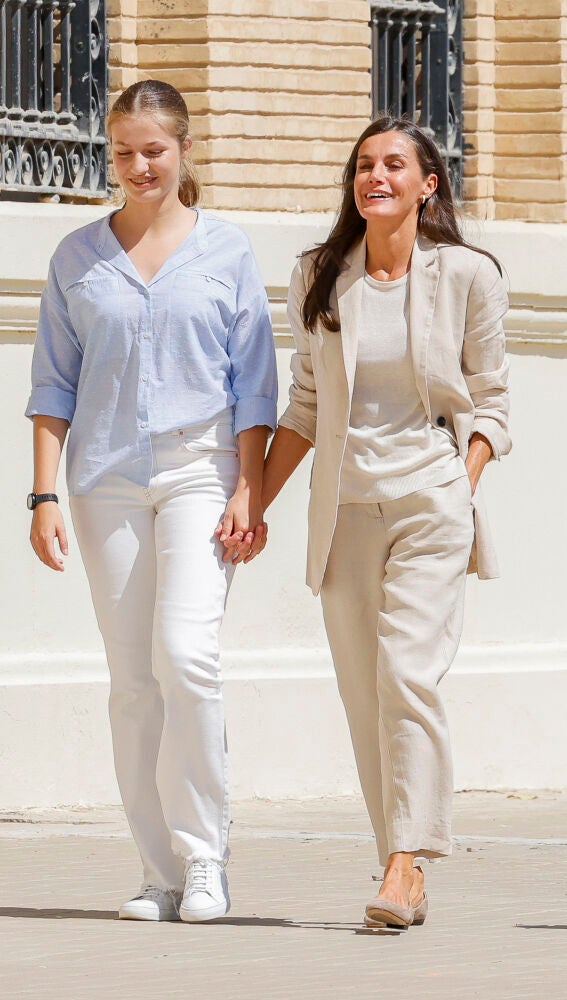 El sentido abrazo en público de la reina Letizia a su hija Leonor justo ...