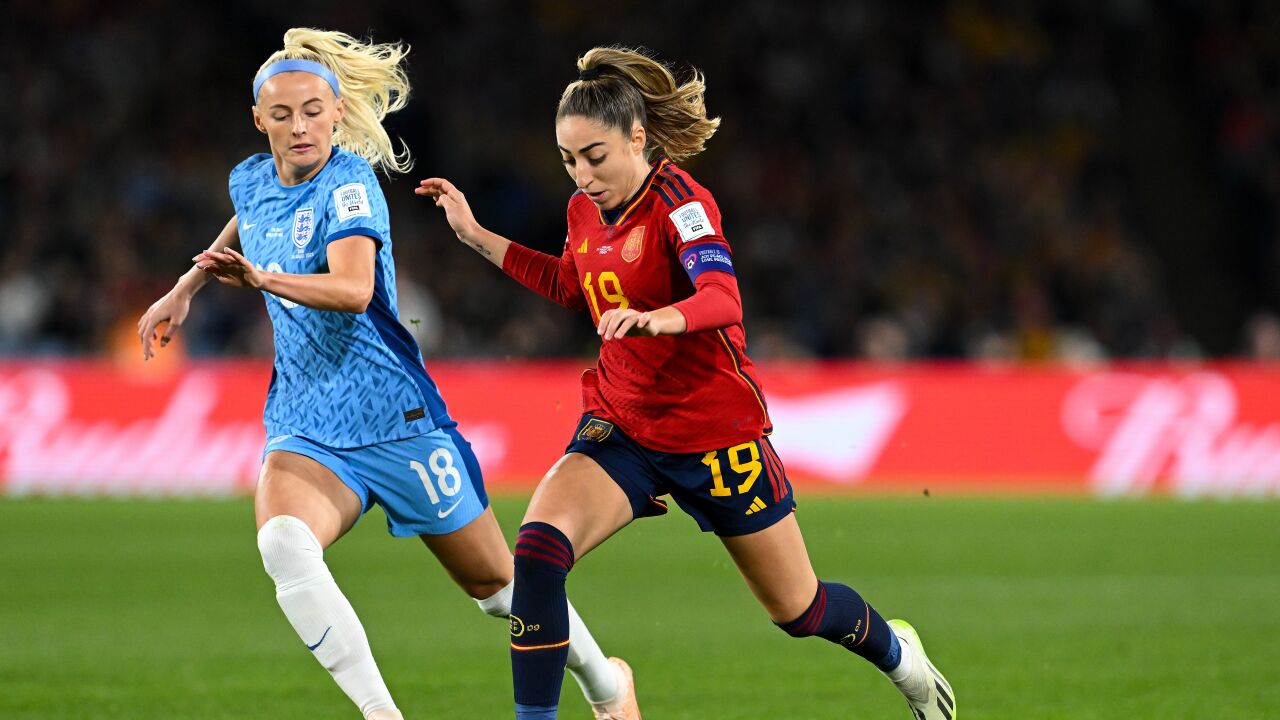 Muere el padre de Olga Carmona, la futbolista que ha marcado el gol ...