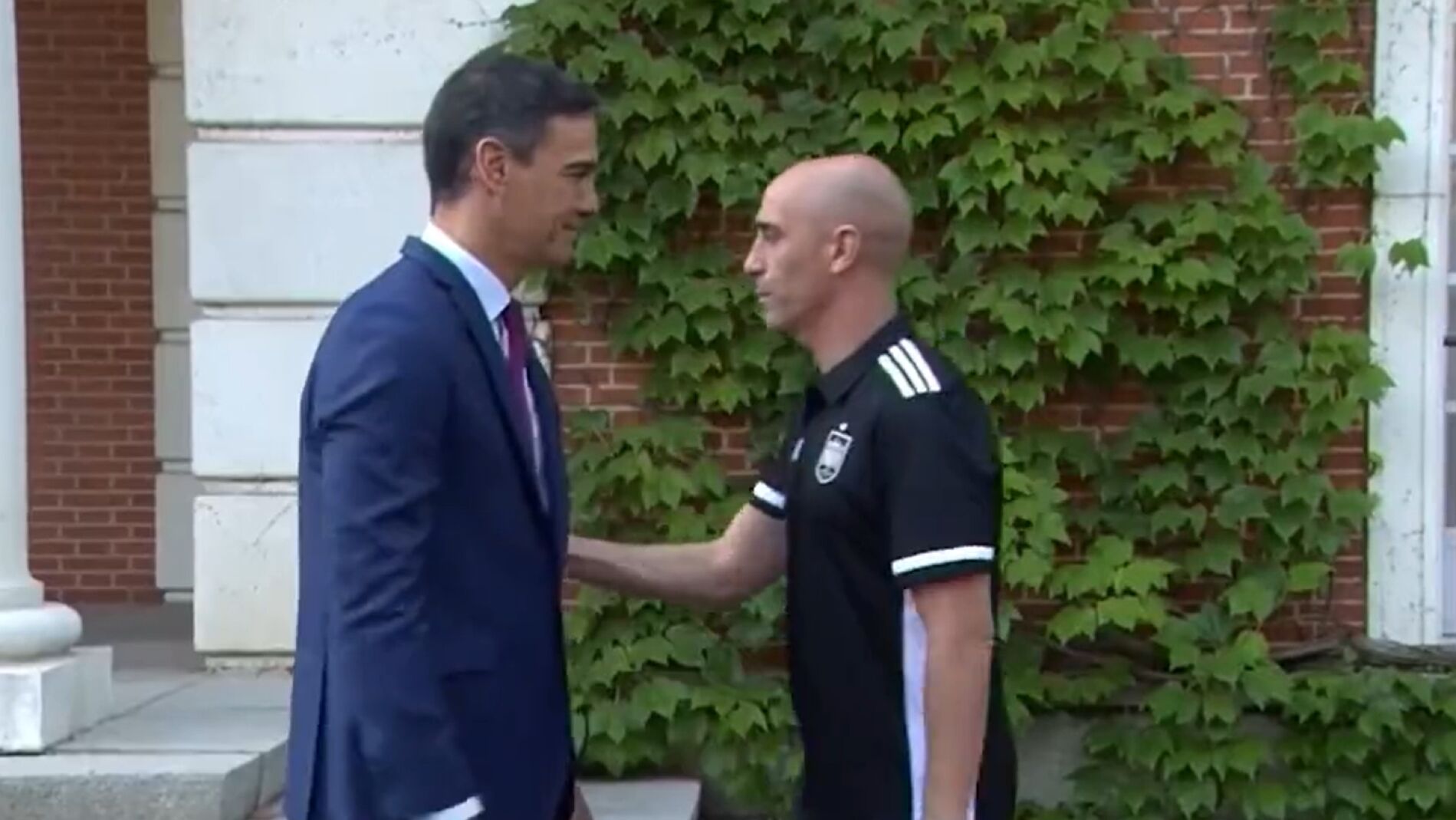 El frío saludo entre Pedro Sánchez y Luis Rubiales durante la recepción ...
