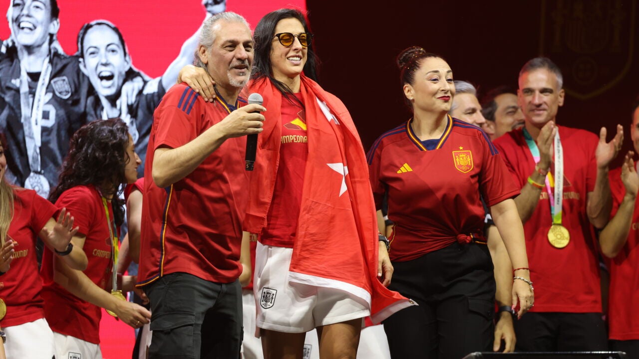 La 'Nochentera' de España: Jenni cantó con Camela y Misa imitó a un Ferrari
