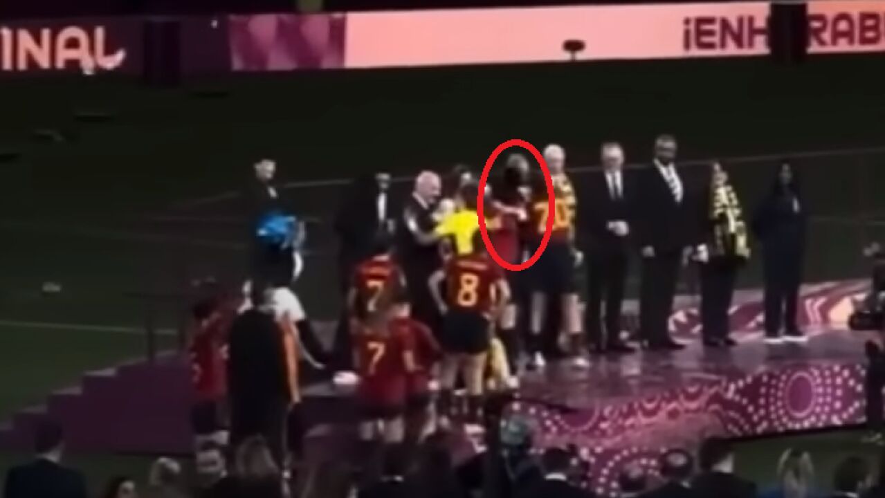 Sale a la luz un nuevo vídeo del beso de Luis Rubiales a Jenni Hermoso