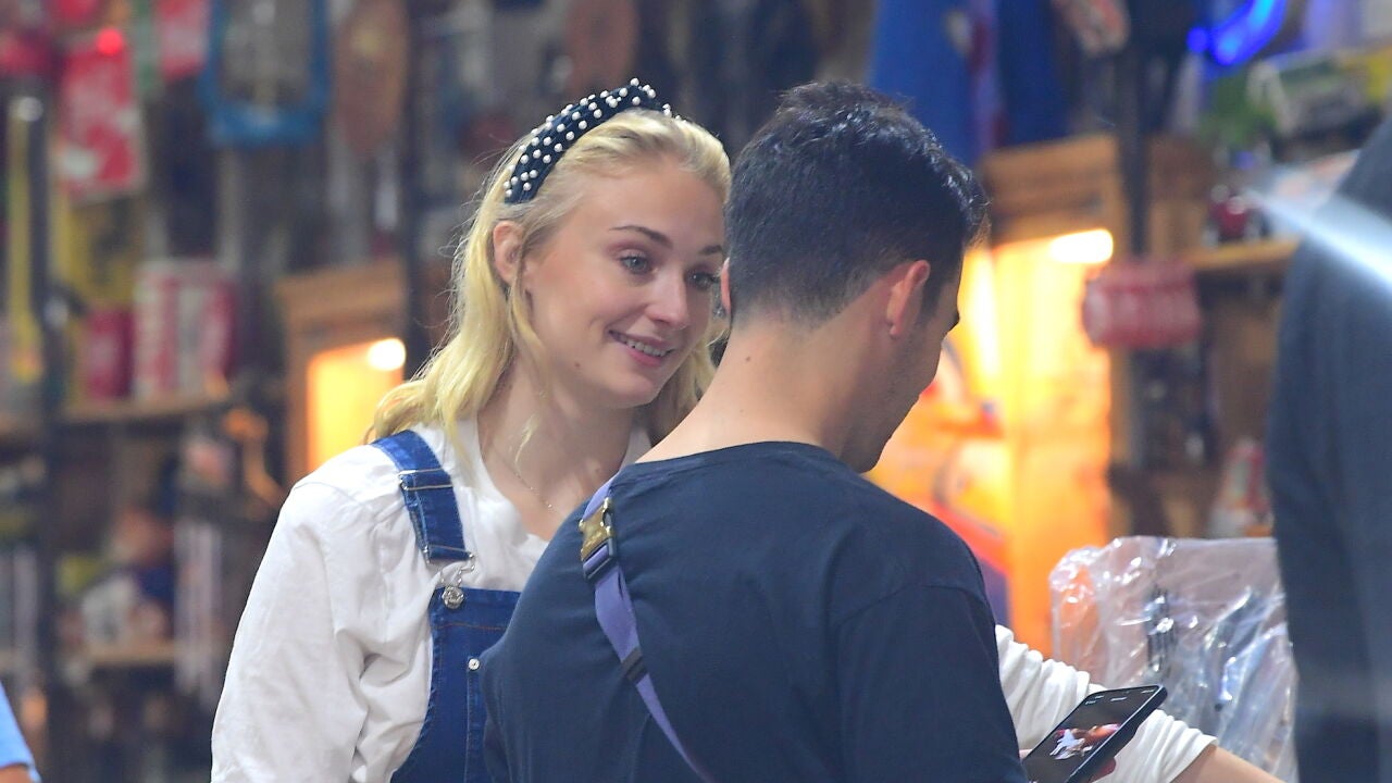 Sophie Turner es vista en España rodando su nueva serie en cómplices ...