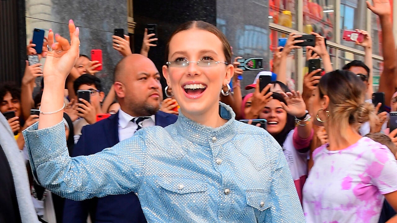 Millie Bobby Brown cuenta que tiene 8 perros, 4 gatos, 3 cabras, una ...