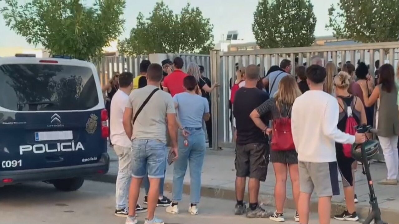 La Policía investiga el apuñalamiento de un menor a tres profesores y ...