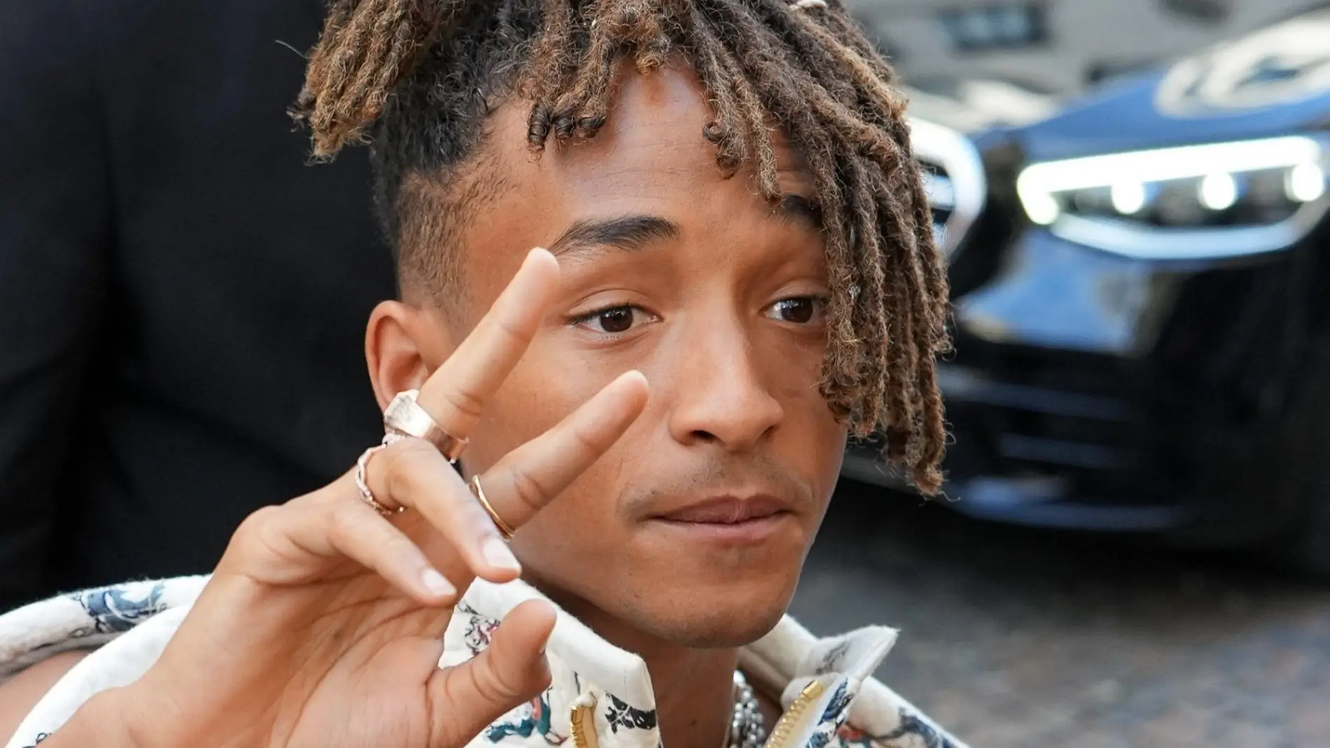 Las Fotos De Jaden Smith Poniéndose A Cantar Y Bailar Con Una Silla En La Cabeza En Mitad De Un