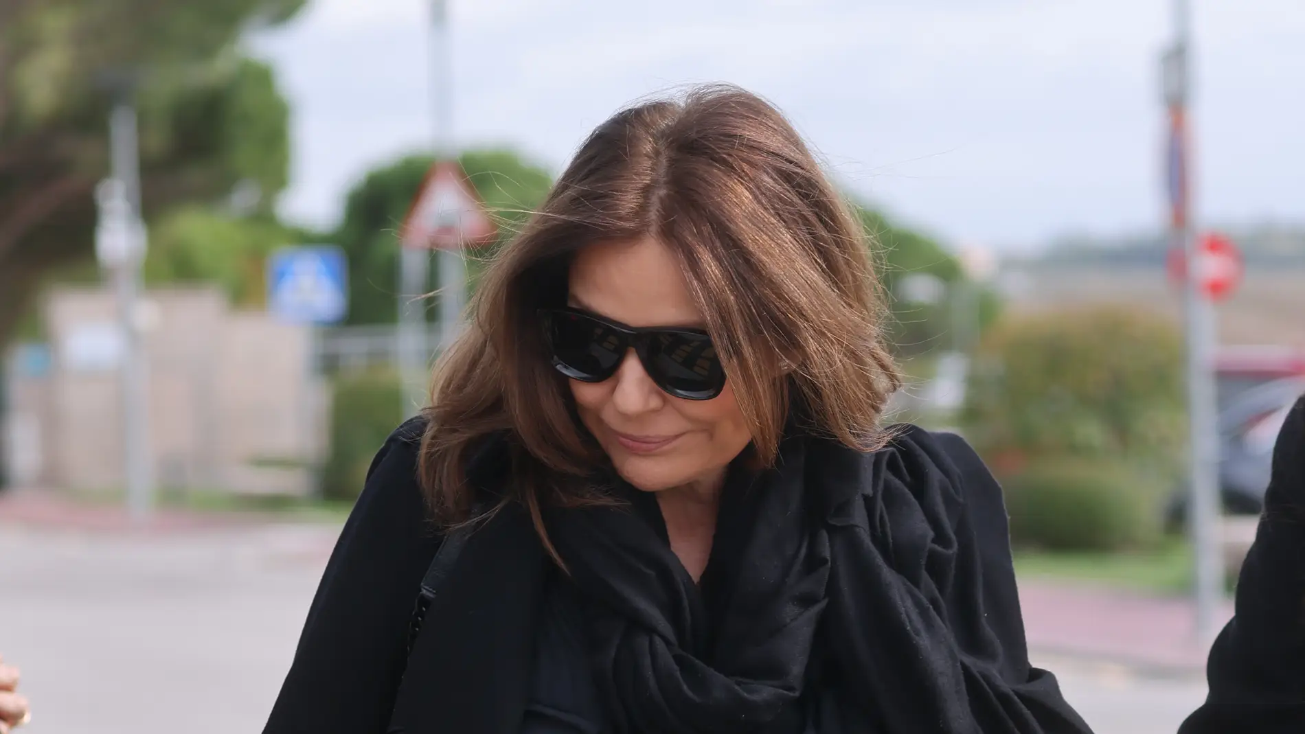 Nuria González Llega Completamente Devastada Al Tanatorio Junto A Sus