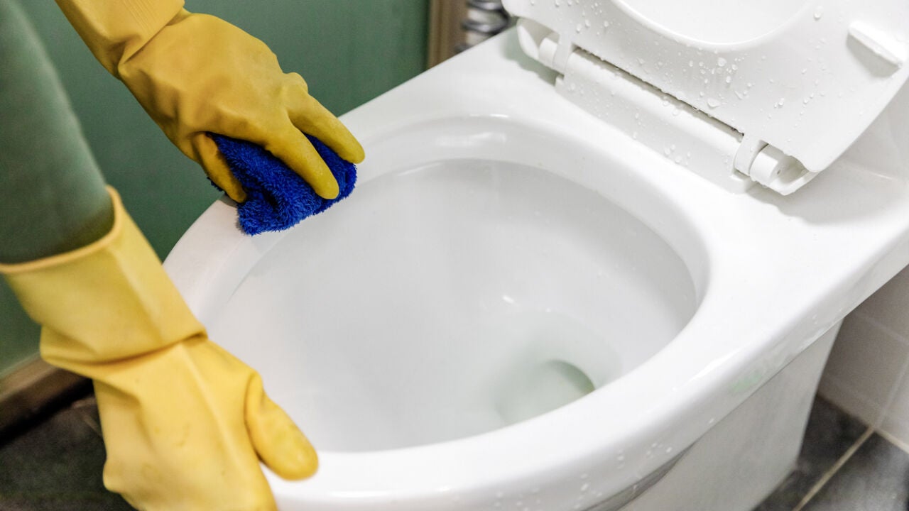 ¿Tu váter tiene manchas amarillas? Así conseguirás eliminarlas con tan ...