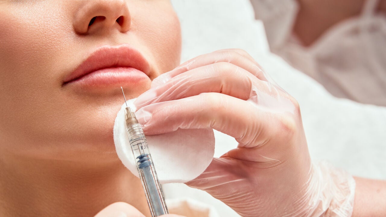 ¿Por qué aparecen bultos en los labios tras inyectarlos y cómo pueden ...