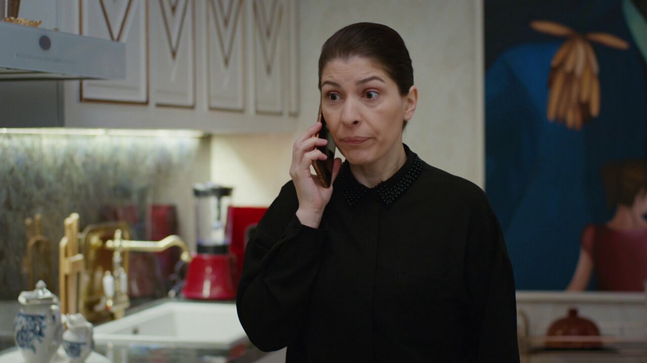 Aysel avisa a Yildiz de que Halit está organizando una cena familiar ...