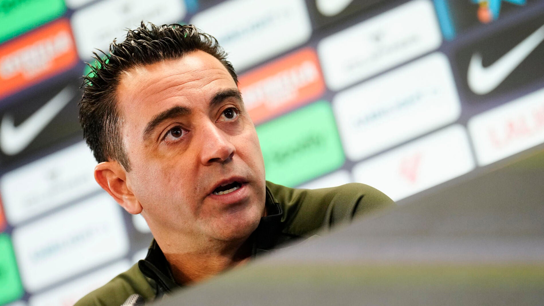 Xavi, irónico al ser preguntado por el sol y el césped: "¿Es tuya la ...