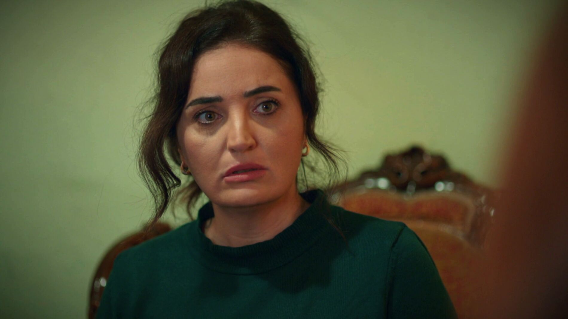 Akif, en shock al descubrir que Ayla conoce su gran secreto y que va a ...