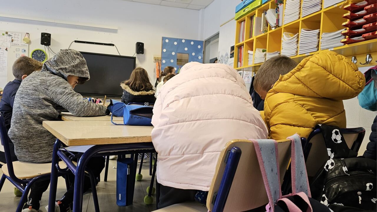 Acuden a clase con abrigos y guantes por falta de calefacción en un ...
