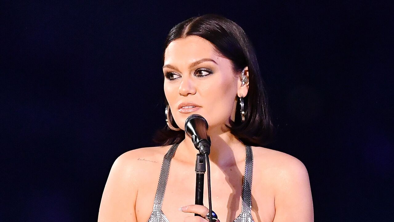 Jessie J enseña su dolorosa lesión tras caerse del escenario y preocupa ...