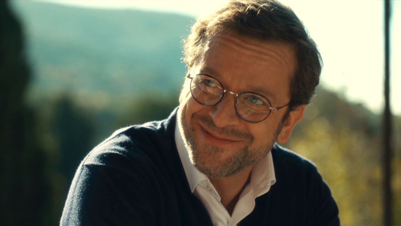 Jonathan Zaccaï es Guillaume en Serial Lover, un estafador con vidas ...
