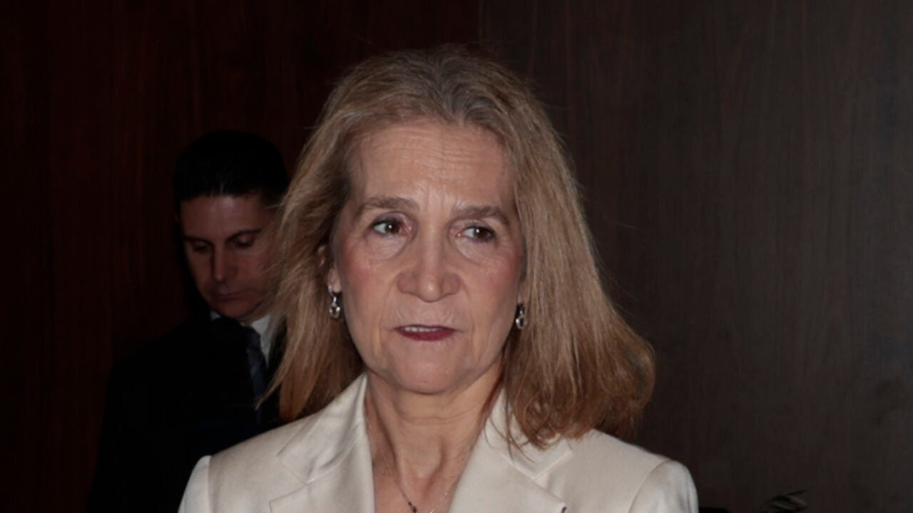 ¿Qué le ha pasado a la infanta Elena? Aparece cojeando con una bota Walker