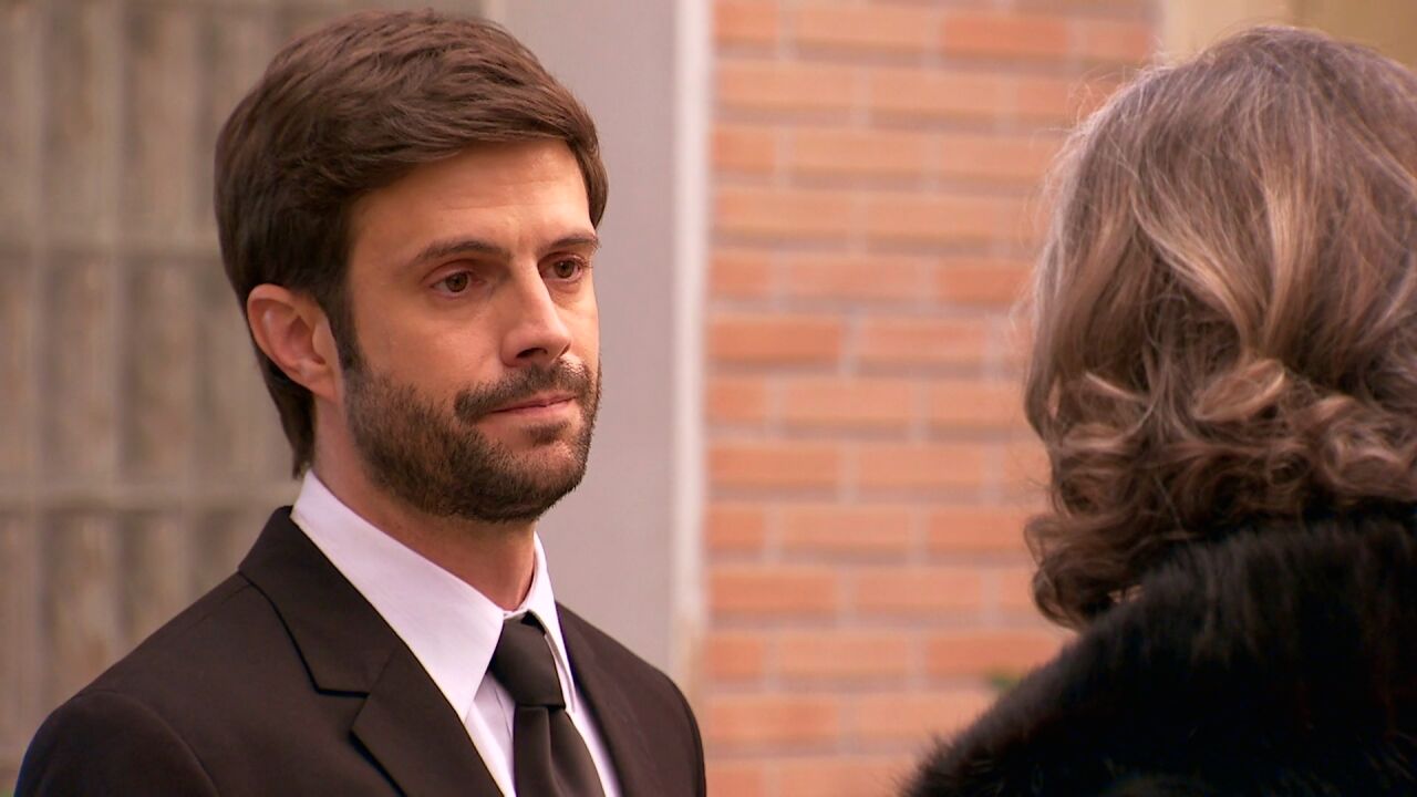 Román no cede ante el chantaje emocional de Elena y le advierte: "No ...