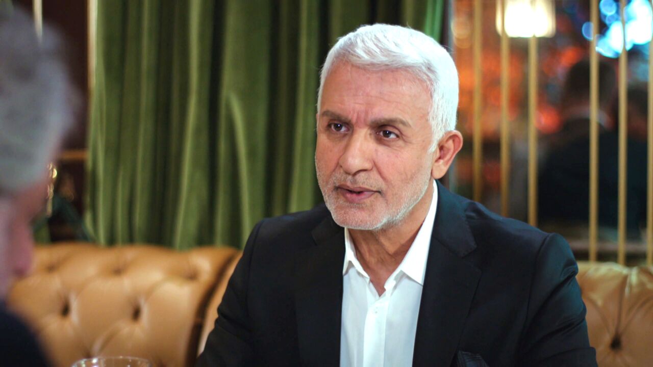 Halit le confiesa a un amigo lo que piensa hacer el día de su boda ...