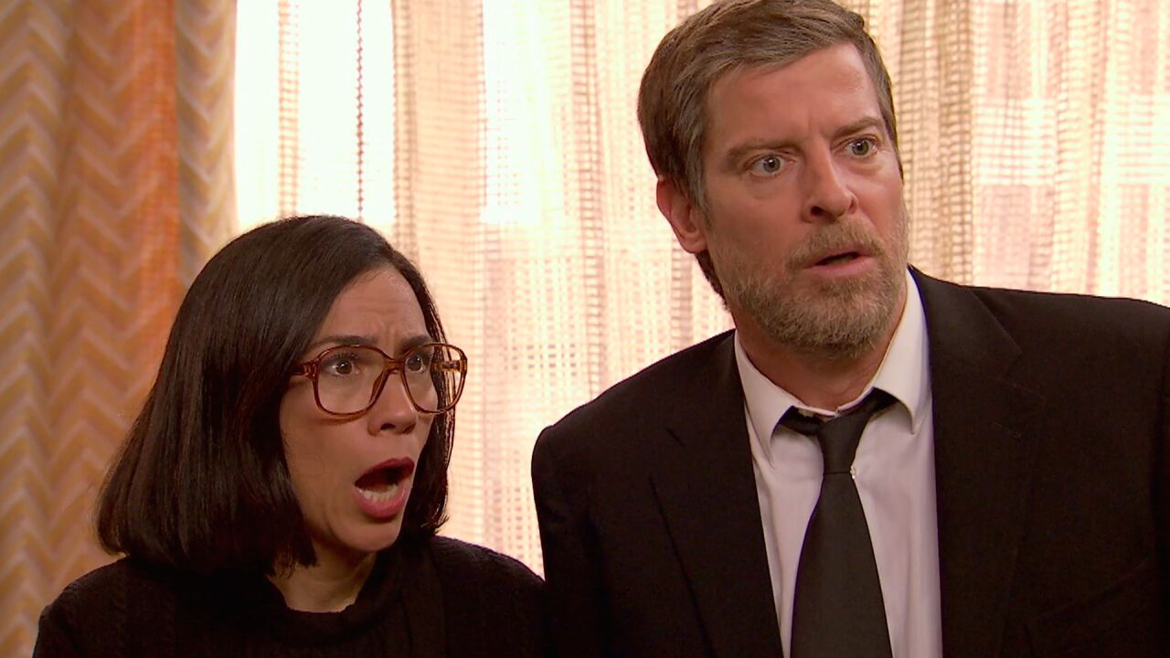 Manolita y Marcelino, atónitos ante el repentino regreso de su hijo ...