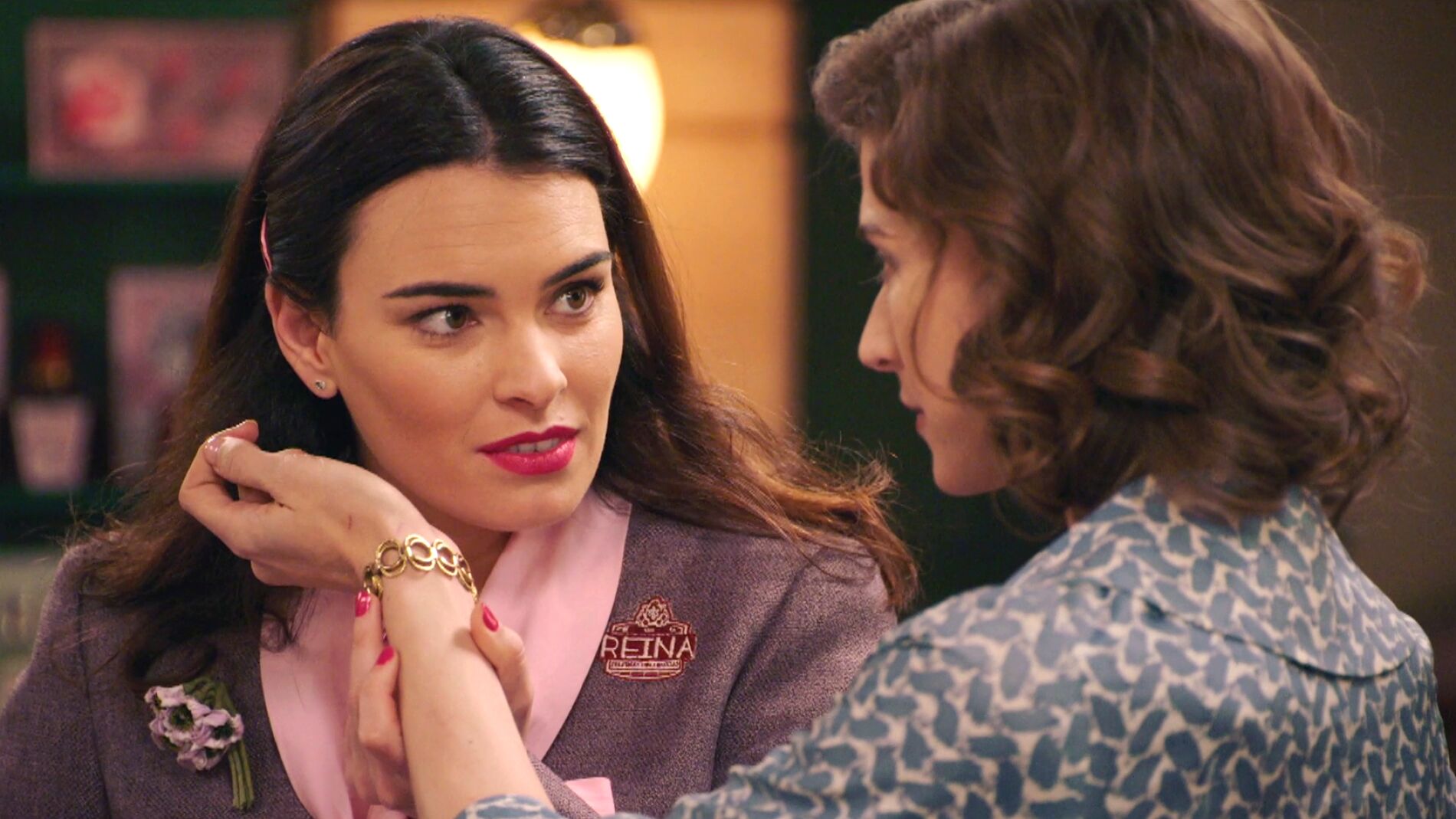 Marta se entera que Fina podría irse a París por Esther, ¿la animará a ...