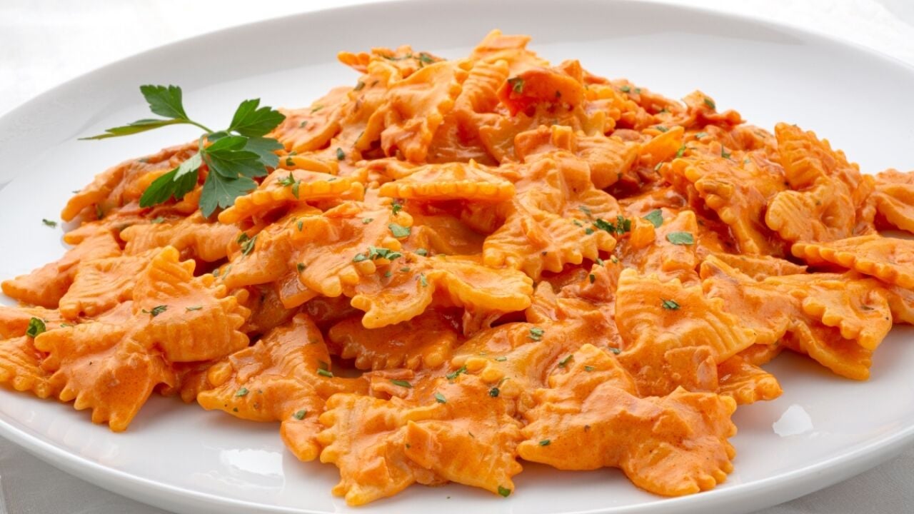 Arguiñano: farfalle con crema de tomate y jamón cocido, una receta con ...