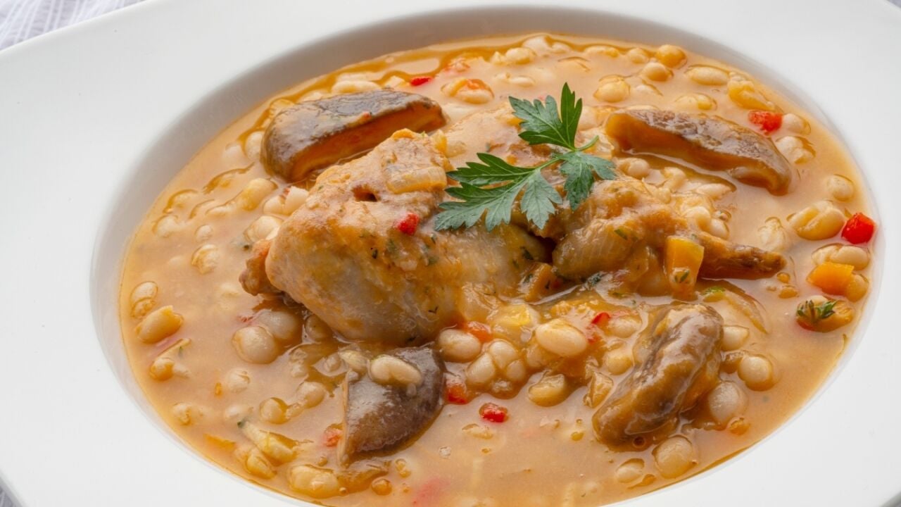 Receta de alubias blancas con codornices y setas, de Karlos Arguiñano