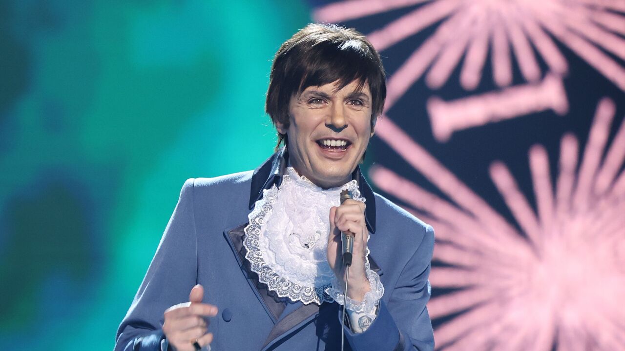 Juanra Bonet contagia la alegría de Cliff Richard cantando ...