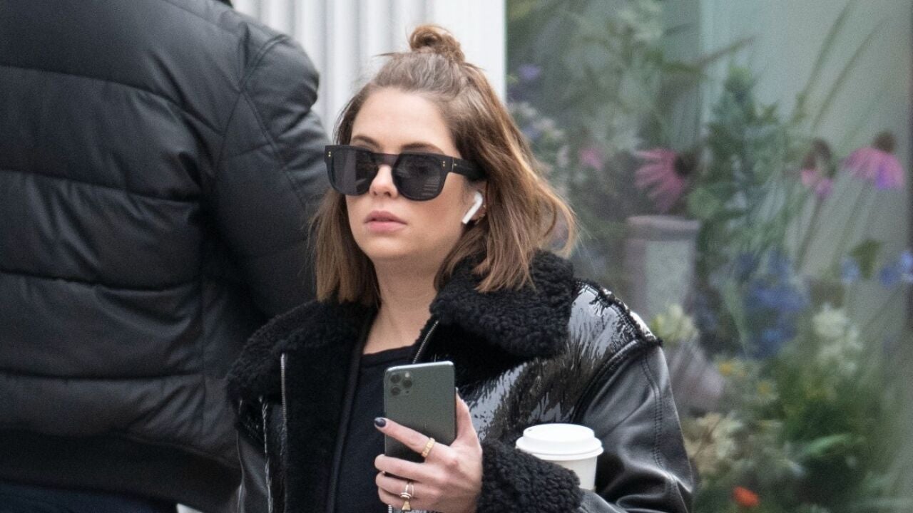Ashley Benson muestra por primera vez a su hija con una carta de amor ...