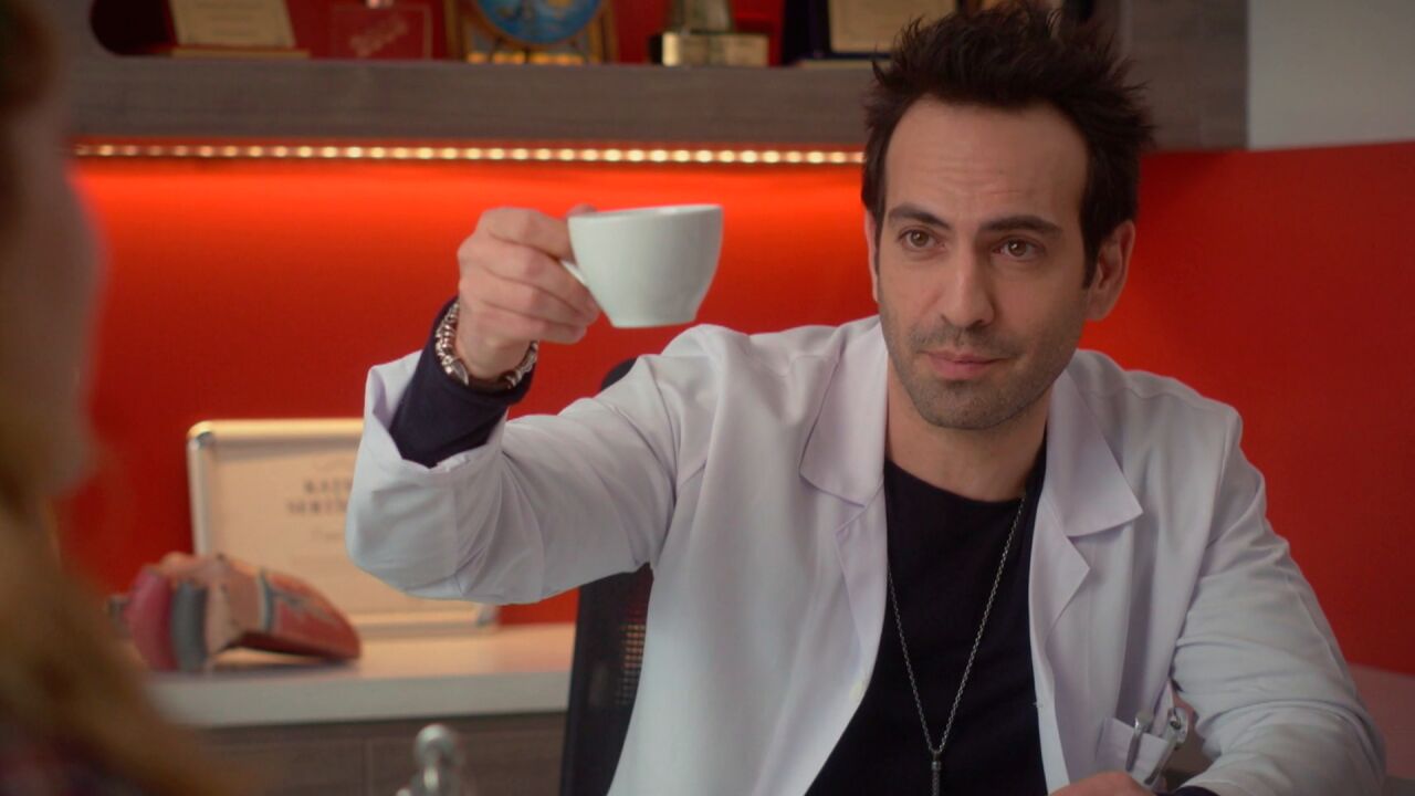 El doctor Evren celebra con Bahar su nueva vida: "Un brindis por tu ...