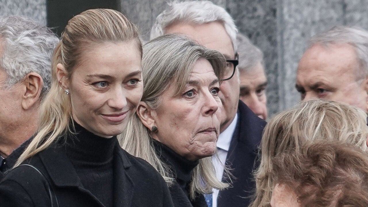 Carolina de Mónaco, conmovida y arropada por sus hijos en el funeral de ...